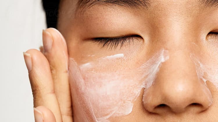 Protect your skin: NHS warns as temperatures rise to 28 degrees ...