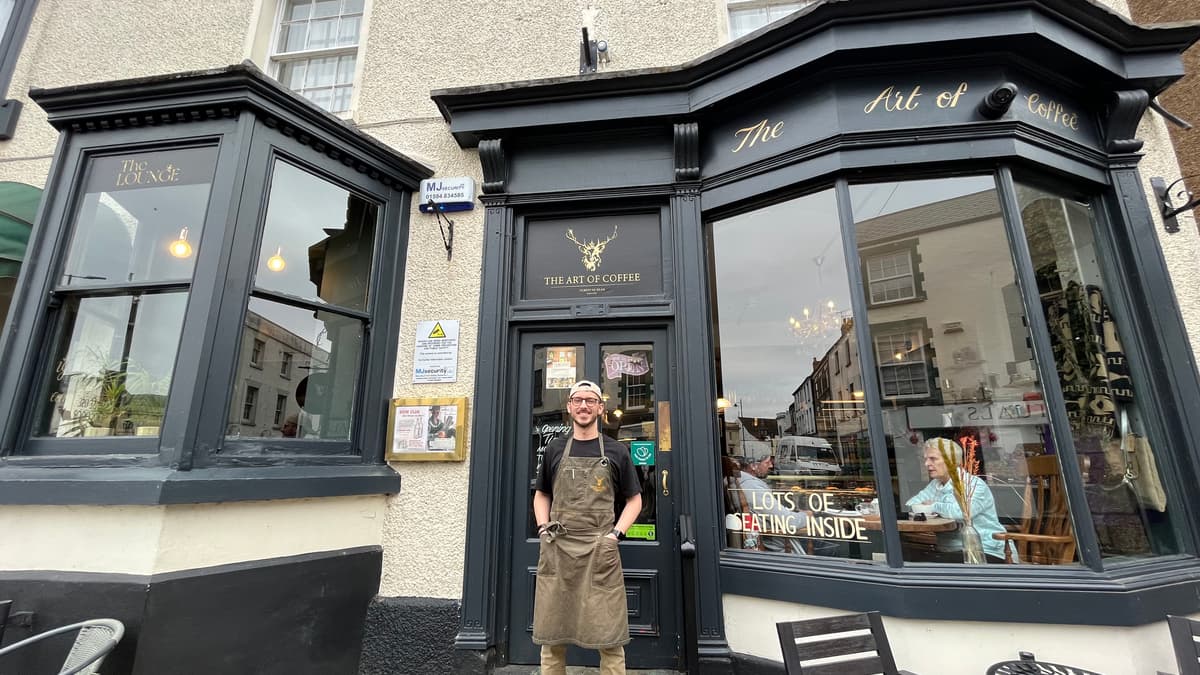Coffee shop transforms into live entertainment | theforester.co.uk